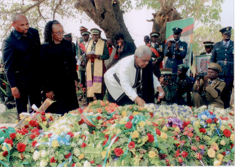 MFA Tanzania: Mama Maria Nyerere, Balozi Mujuma wazuru kaburi la Hayati ...